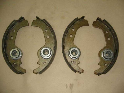 Yugo rear brake shoe set - with self adjusters Zastava 45